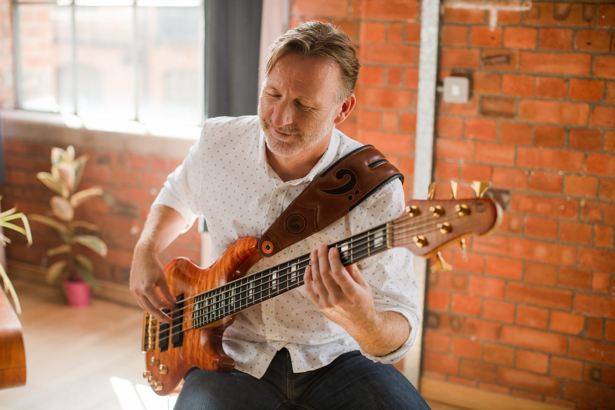 How to play bass guitar | Learn bass in 8 steps | Yousician