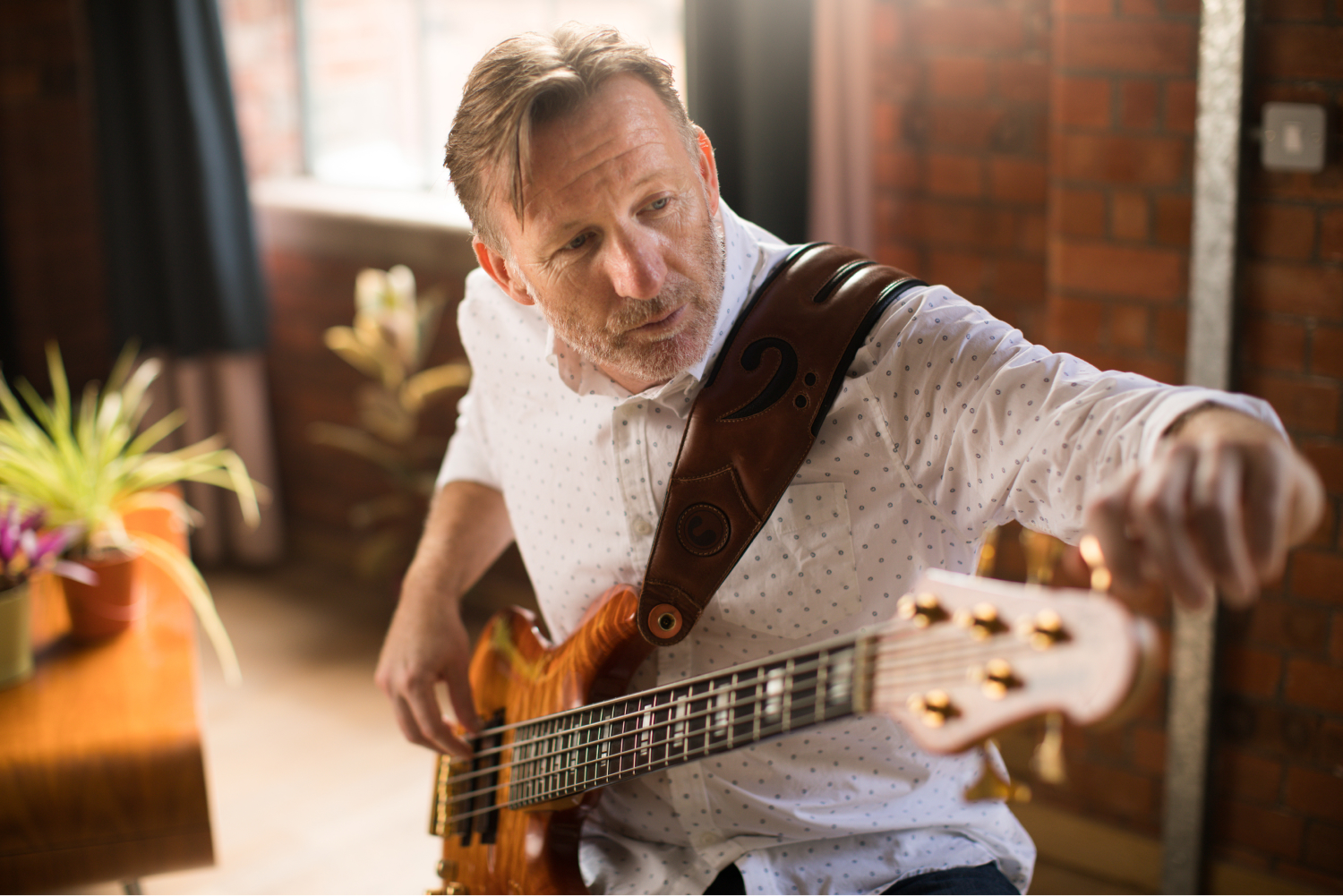 How to play bass guitar | Learn bass in 8 steps | Yousician